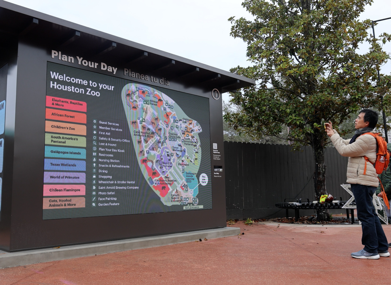 Houston Zoo Outdoor Digital Wayfinder • LED Partners Digital Displays ...